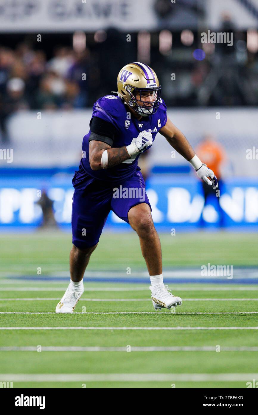 Washington Huskies defensive end Bralen Trice (8) rushes the edge ...