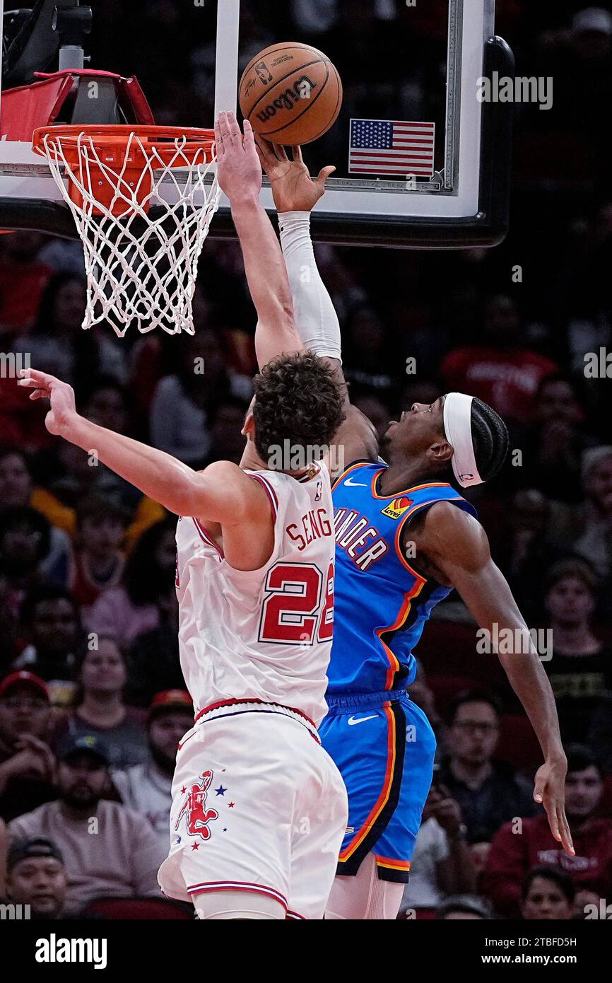 Oklahoma City Thunder guard Shai Gilgeous-Alexander (2) scores past ...