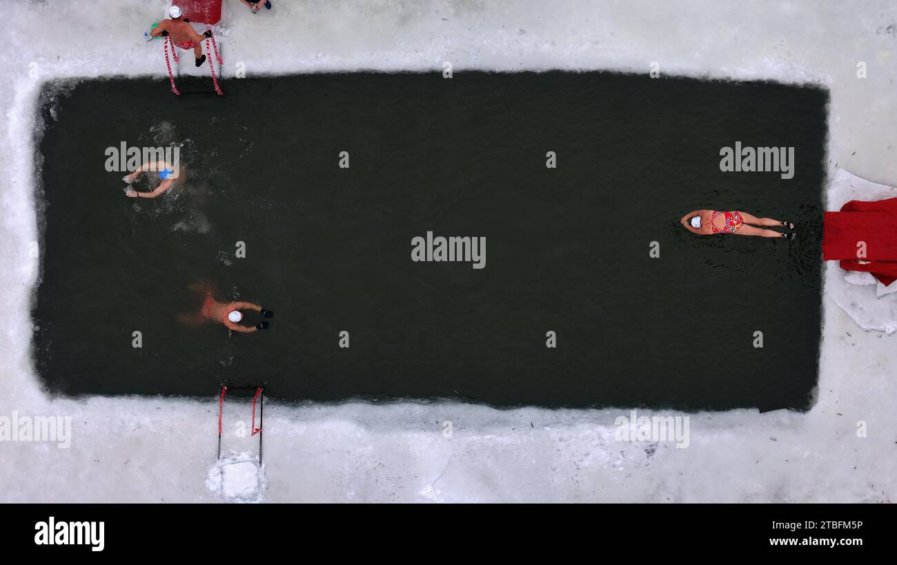 Winter swimming enthusiasts dive into the icy Songhua River in Harbin ...