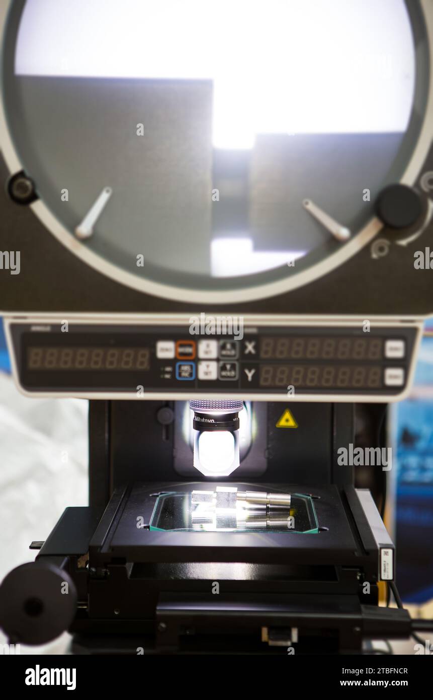 Profile projector dimension measurement machine measuring workpiece ...