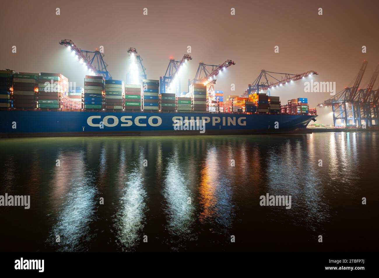 Cosco logo ship hi-res stock photography and images - Alamy