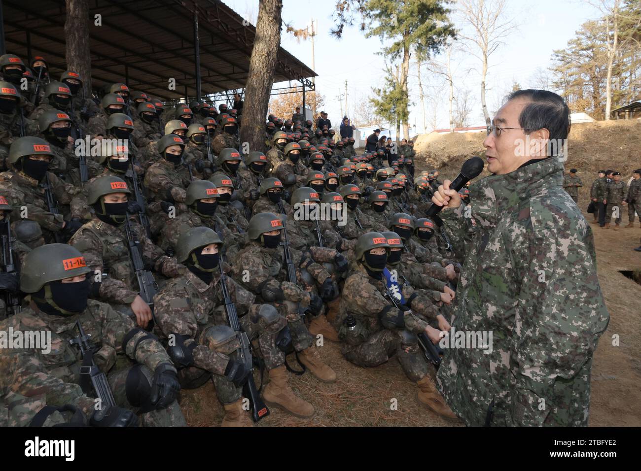 07th Dec, 2023. PM visits boot camp Prime Minister Han Duck-soo (R ...