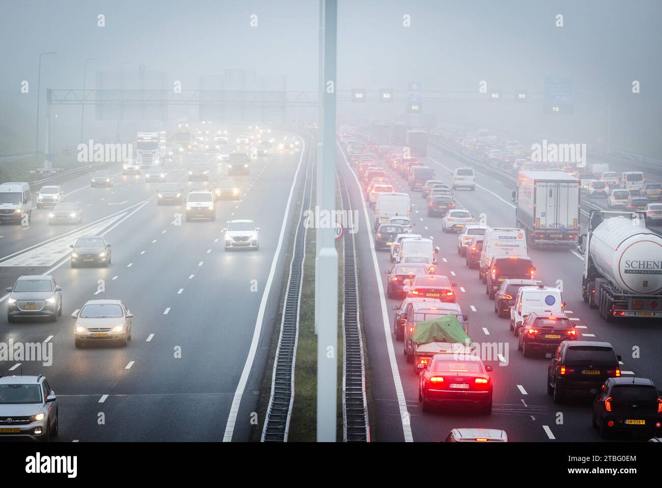 ROTTERDAM - Traffic on the road in the fog. Code yellow applies ...