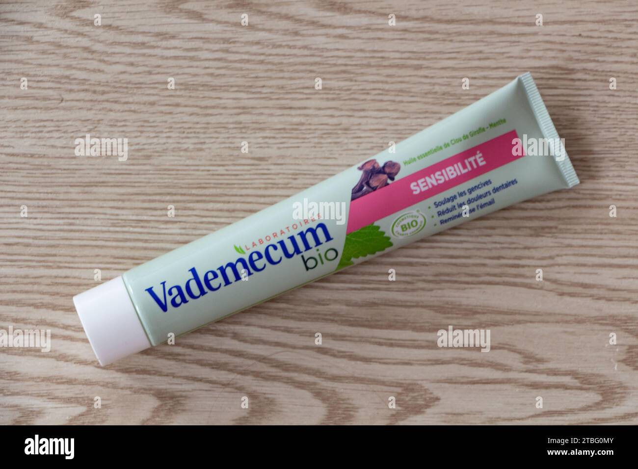 Organic toothpaste hi-res stock photography and images - Alamy