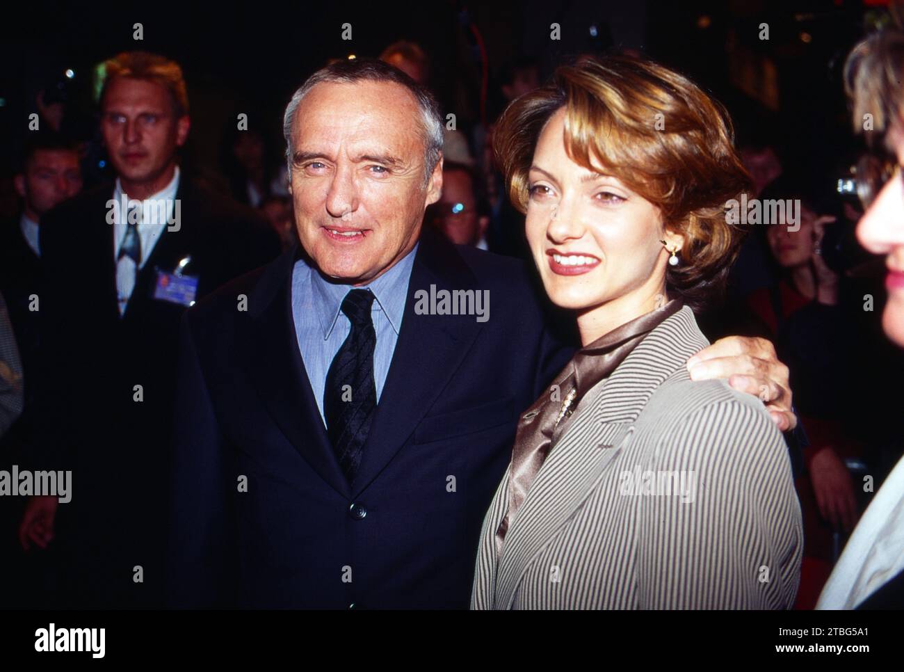 Schauspieler Dennis Hopper mit Ehefrau Victoria in Deutschland, 1995 ...