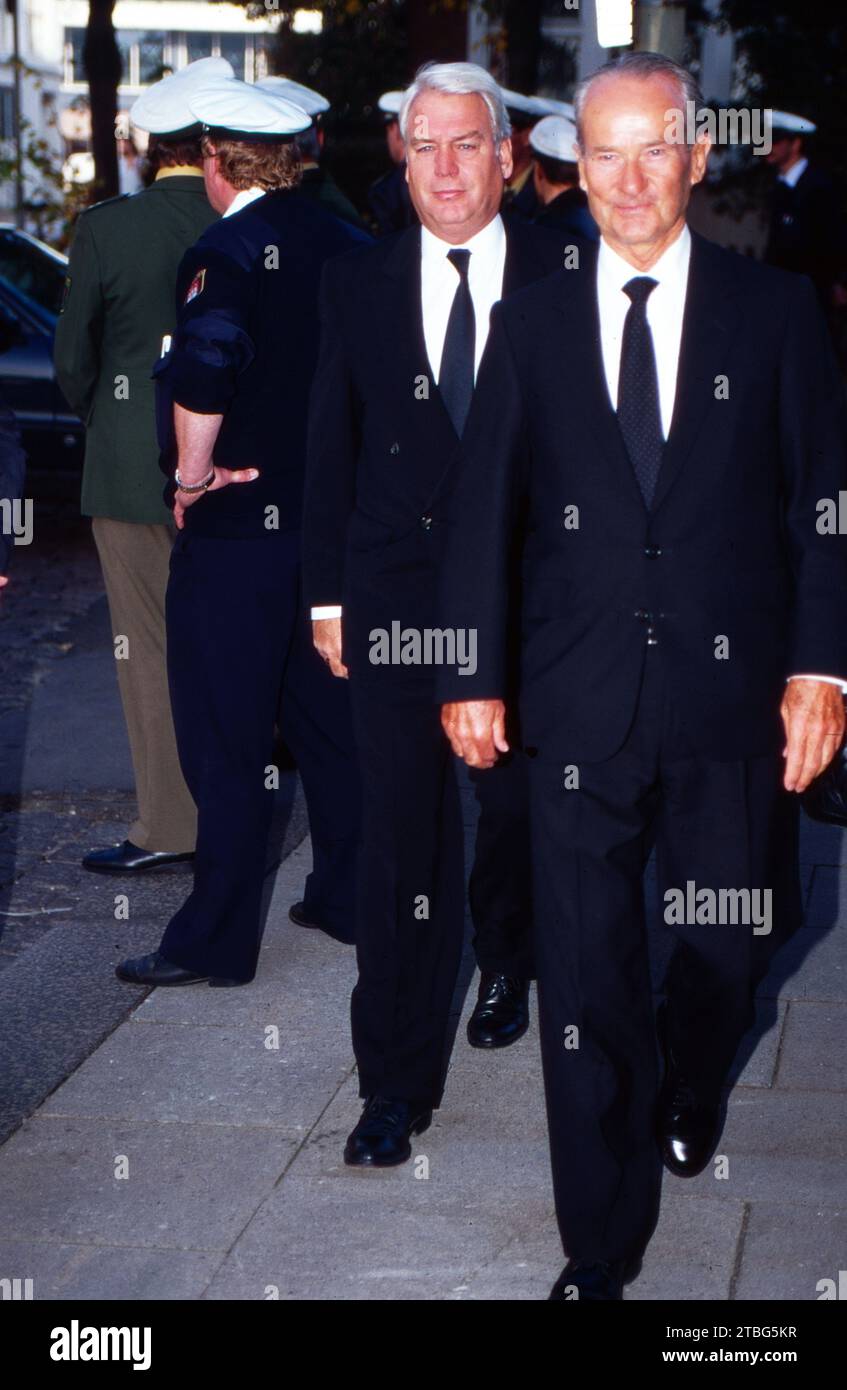 Mark Wössner, Vorstandsvorsitzender von Bertelsmann mit Reinhard Mohn ...