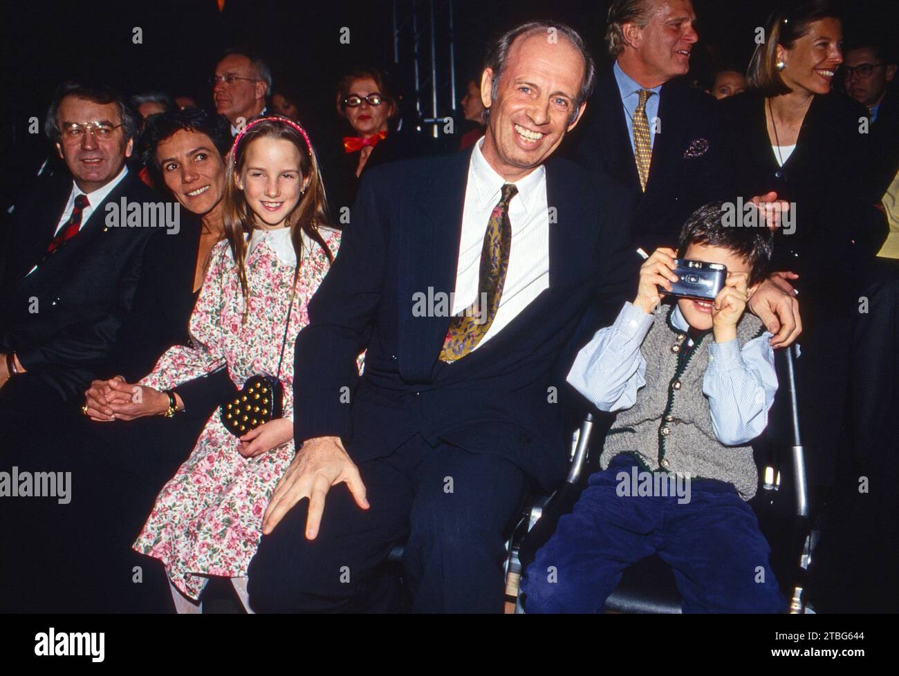 Designer-Ehepaar Sonia und Willy Bogner mit ihren Adoptivkindern, circa ...