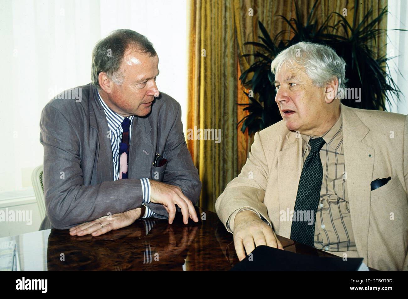 Sir Peter Ustinov (rechts) im Interview mit Journalist und ...