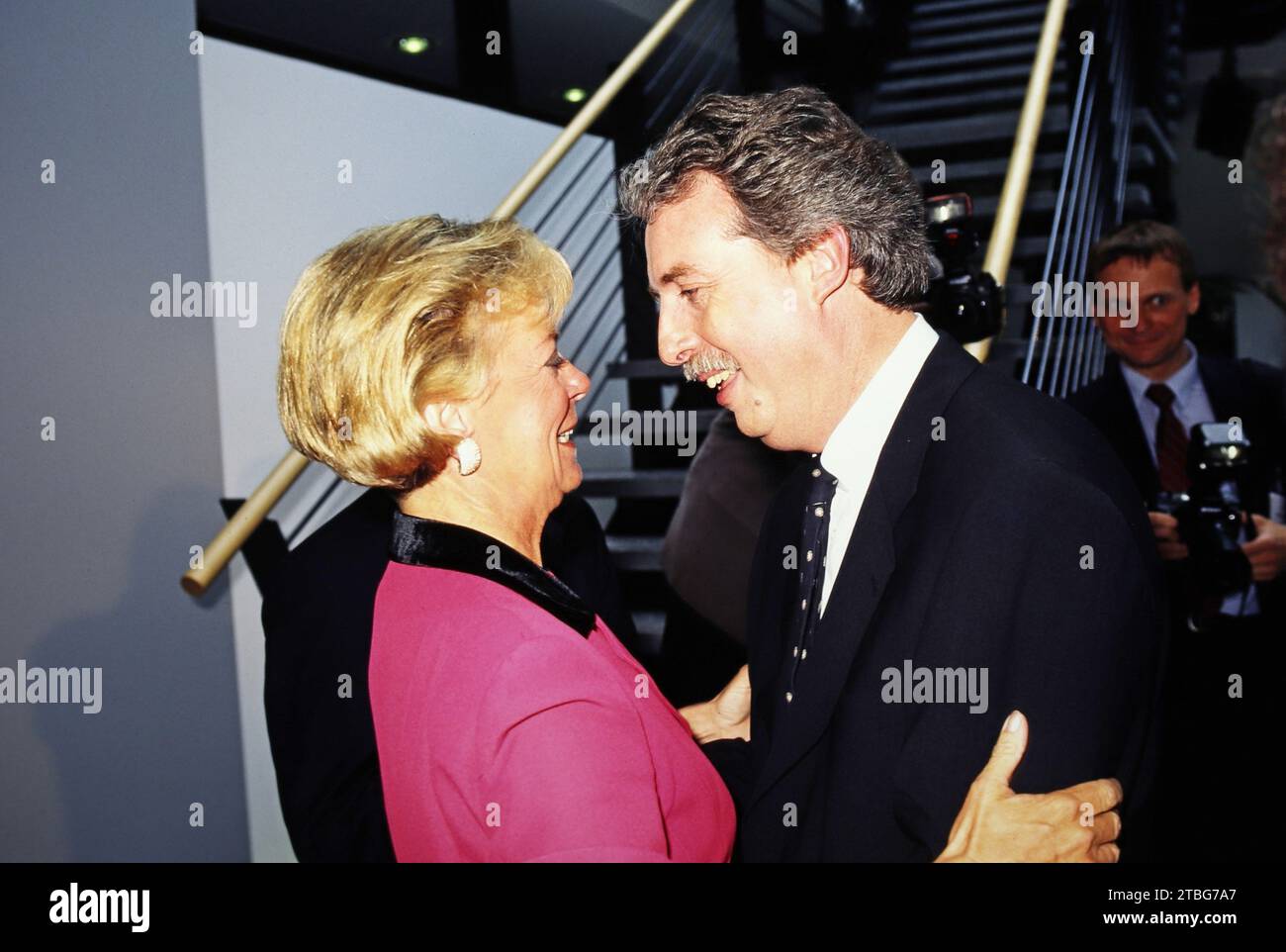 Liz Mohn, deutsche Unternehmerin und Stifterin, mit Journalist und ...