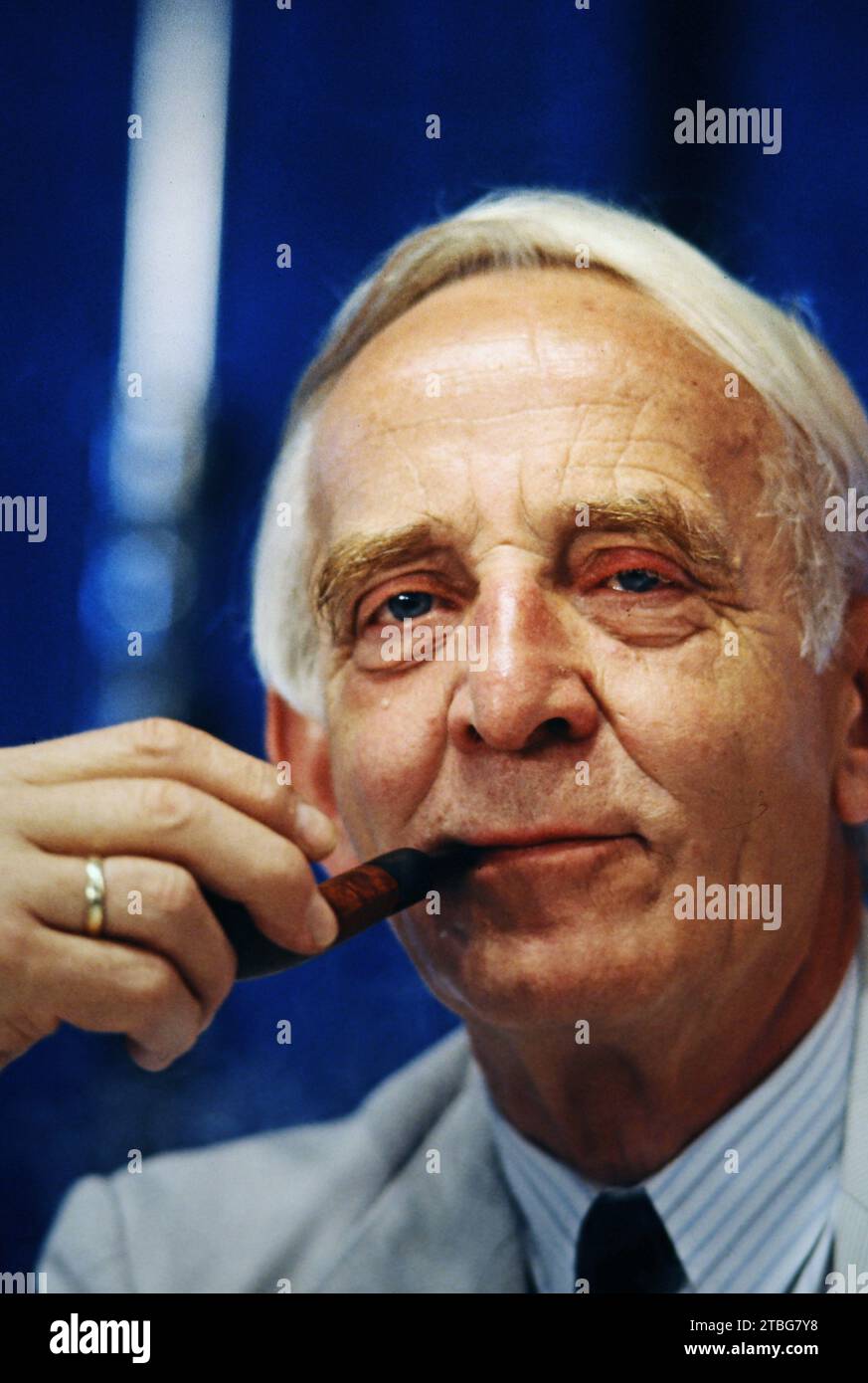 ZDF Produktionsleiter Heinz Pieroth raucht seine Pfeife, Deutschland um ...