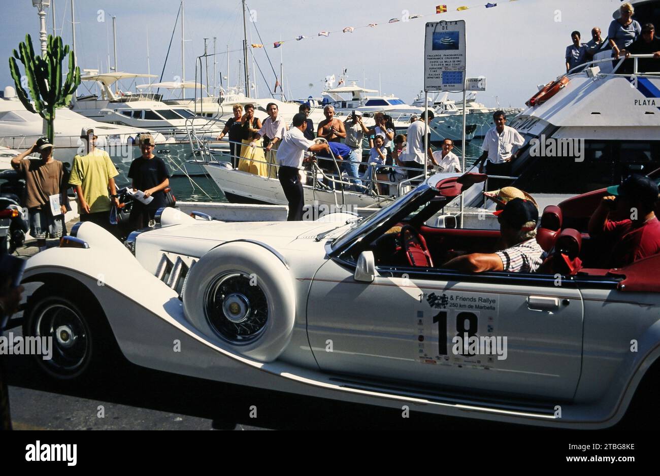 Teilnehmer der MSC Marbella Rallye warten auf die Fähre, Spanien um ...