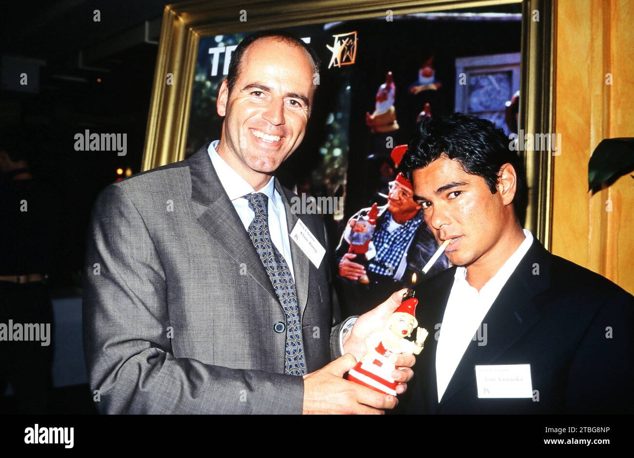 Klaus Böning gibt Tim Yamaoka Feuer, Deutschland um 1995 Stock Photo ...