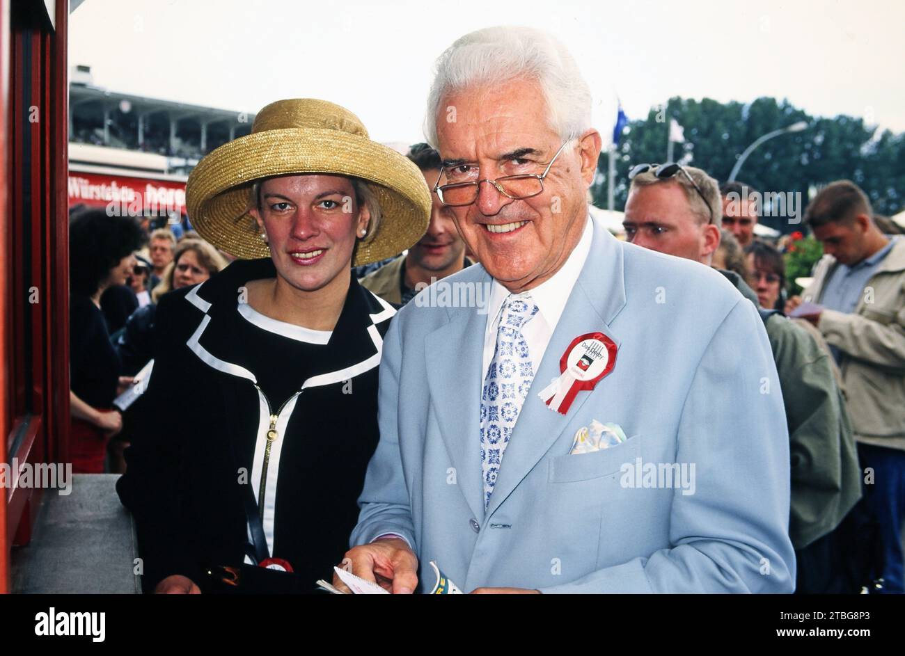 Peter Boenisch, deutscher Journalist, mit seiner dritten Ehefrau Julia ...