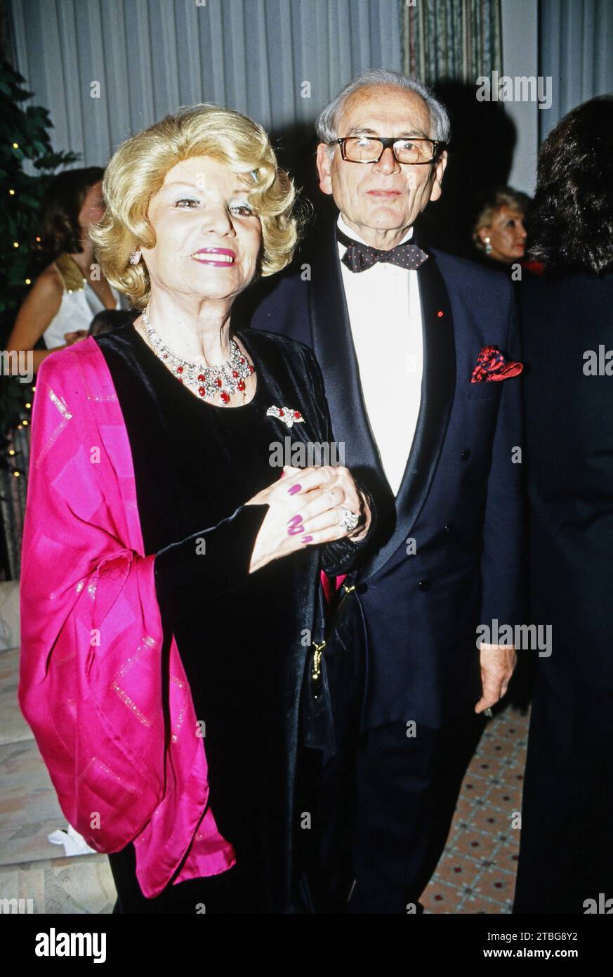 Vera Kalman, ehemalige Filmschauspielerin und Autorin, mit Modeschöpfer ...