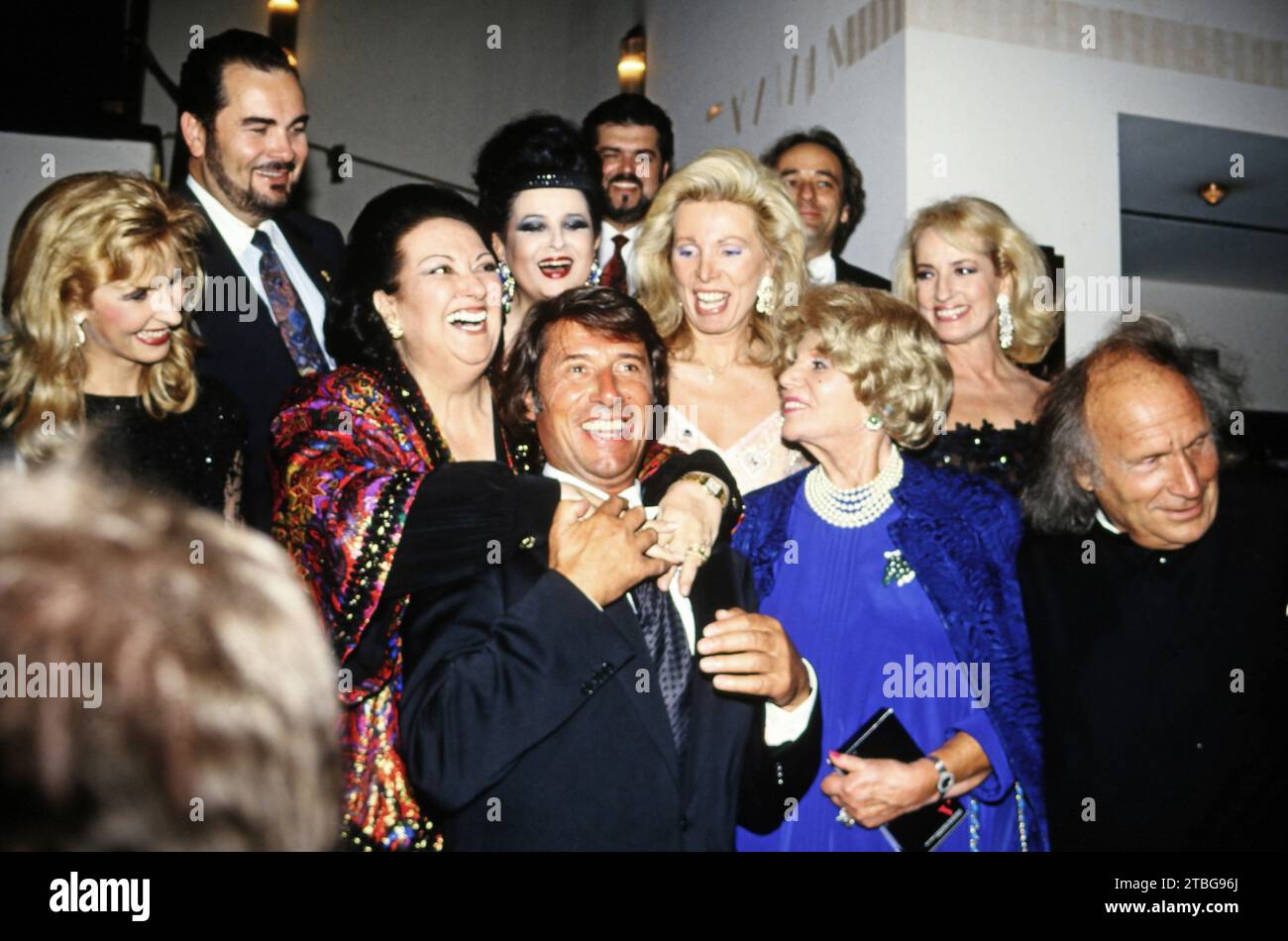 Udo Jürgens, österreichischer Sänger, Komponist und Pianist, umringt ...