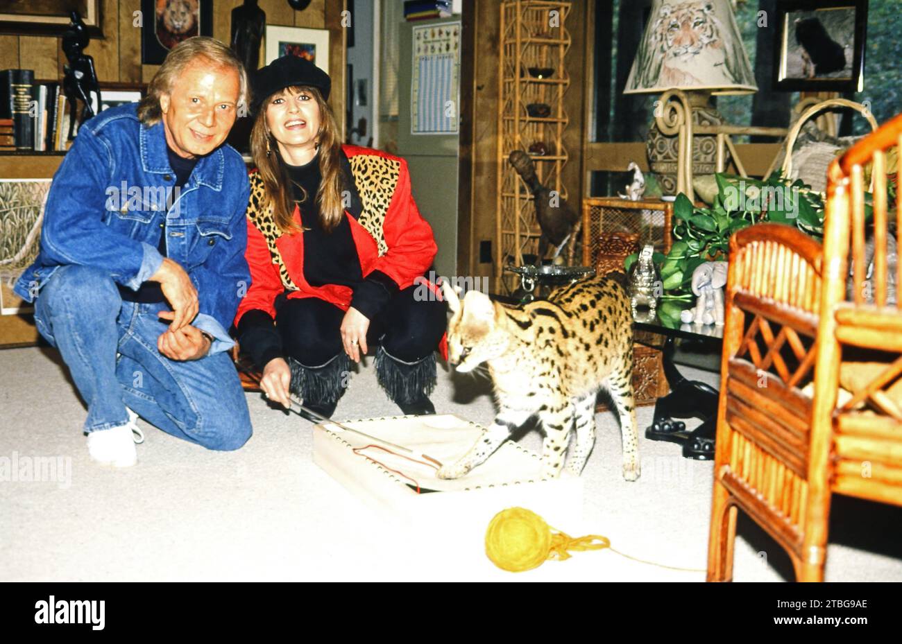 Wolfgang und Maria Petersen, mit Wildkatze zuhause in Brentwood/Los ...