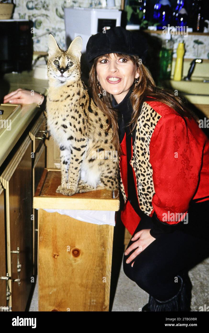Maria Petersen, Ehefrau von Regisseur Wolfgang Petersen, mit Wildkatze ...