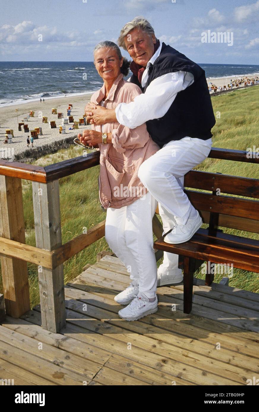 Ehepaar Günter und Lilo Pfitzmann im Urlaub am Strand, Deutschland um ...