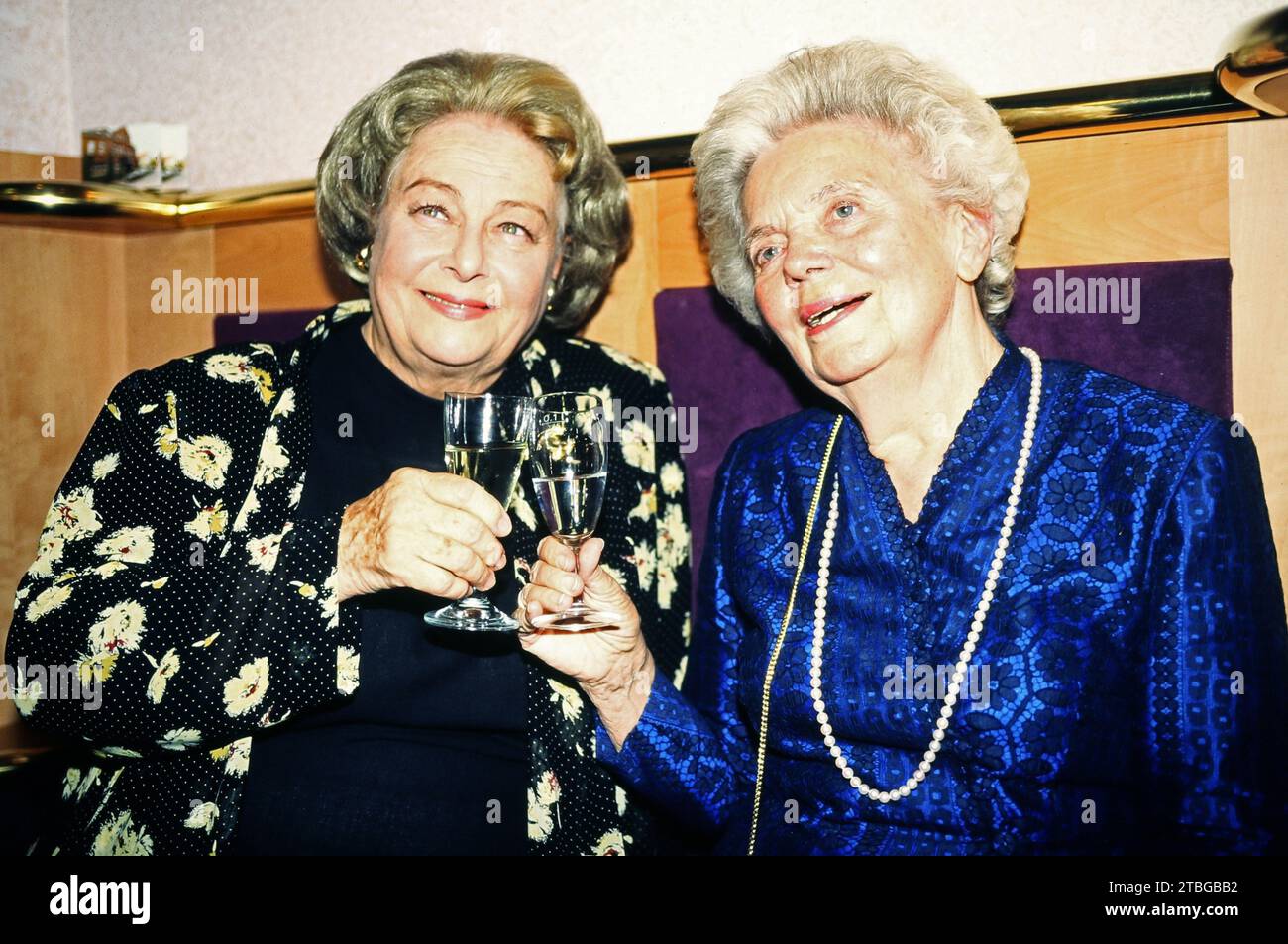 Deutsche Schauspielerin und Kunstpfeiferin Ilse Werner (links) mit ...