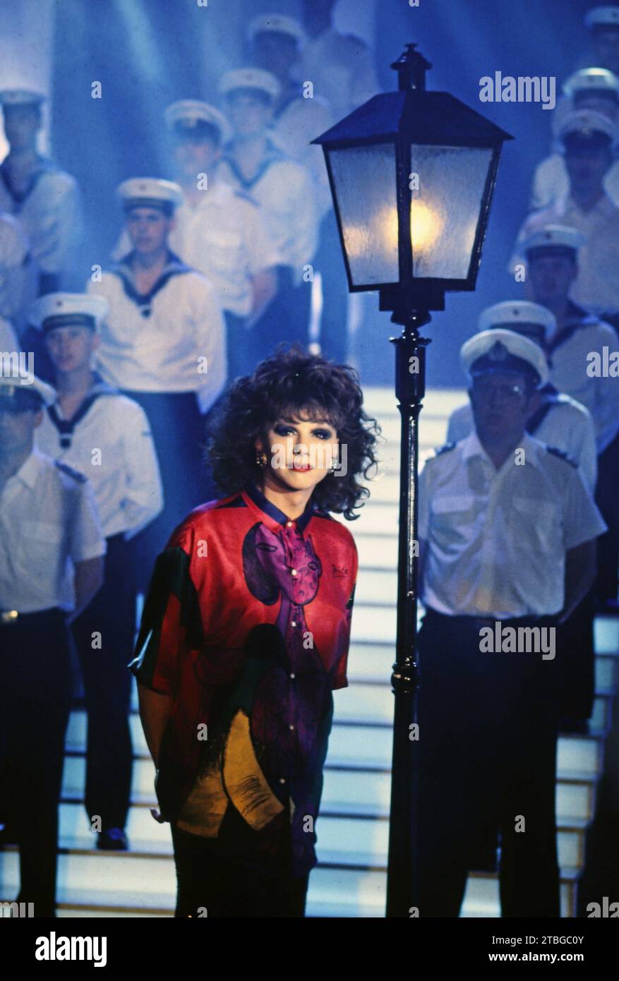 Romy Haag mit dem Marinechor Blaue Jungs in einer Show, 1996 Stock ...