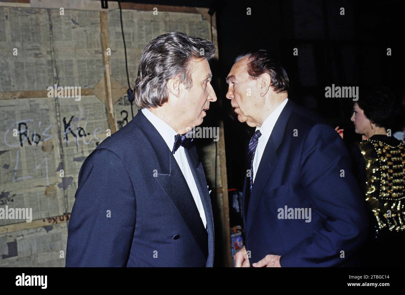BAMBI Verleihung 1990 in Leipzig, Entertainer Peter Alexander, daneben ...