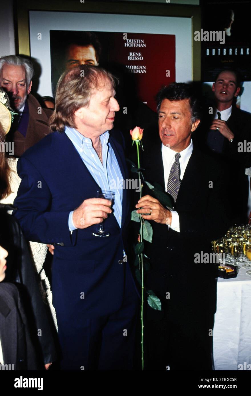 Donald Sutherland, links hinten, Regisseur Wolfgang Petersen und ...