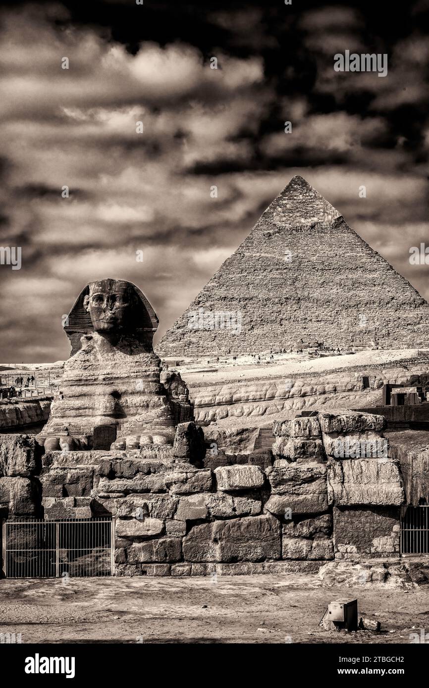 Great Sphinx and Pyramid of Khafre, Giza, Egypt Stock Photo - Alamy