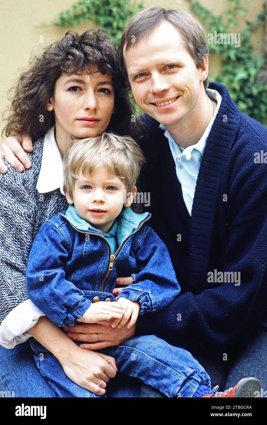 Schauspieler Michael Kausch mit Ehefrau Susanna Capurso und Sohn Matheo ...