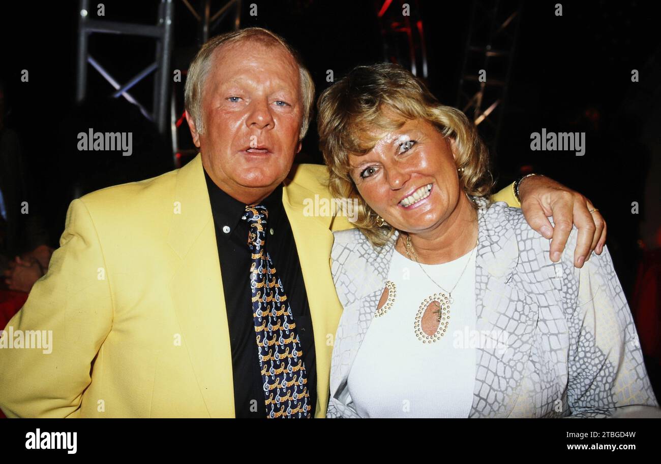 Schlagersänger Graham Bonney mit Ehefrau Iris, circa 1999 Stock Photo ...