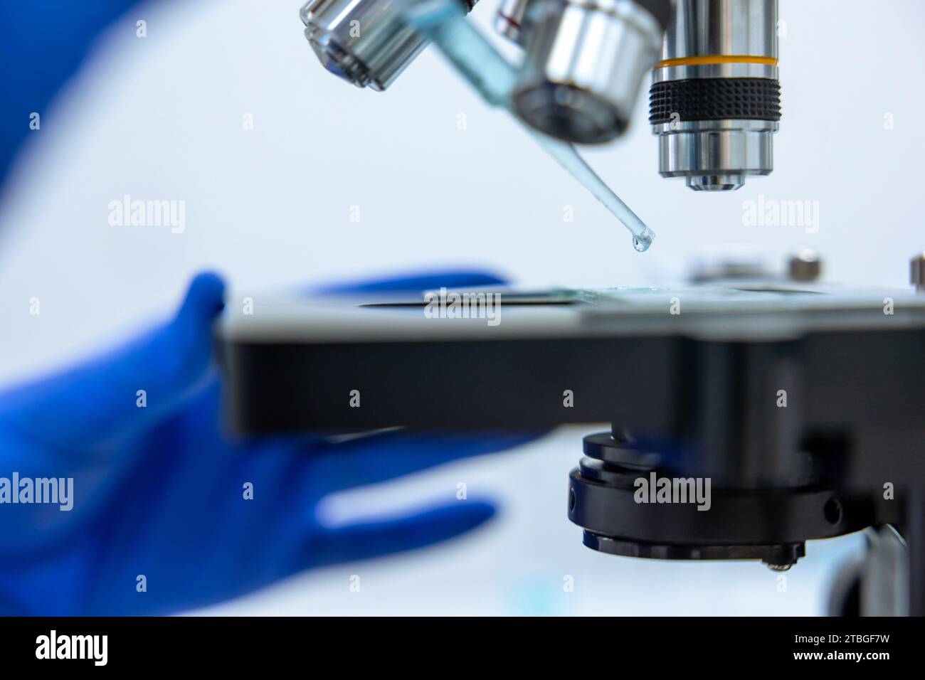 Microscope scientist hi-res stock photography and images - Alamy
