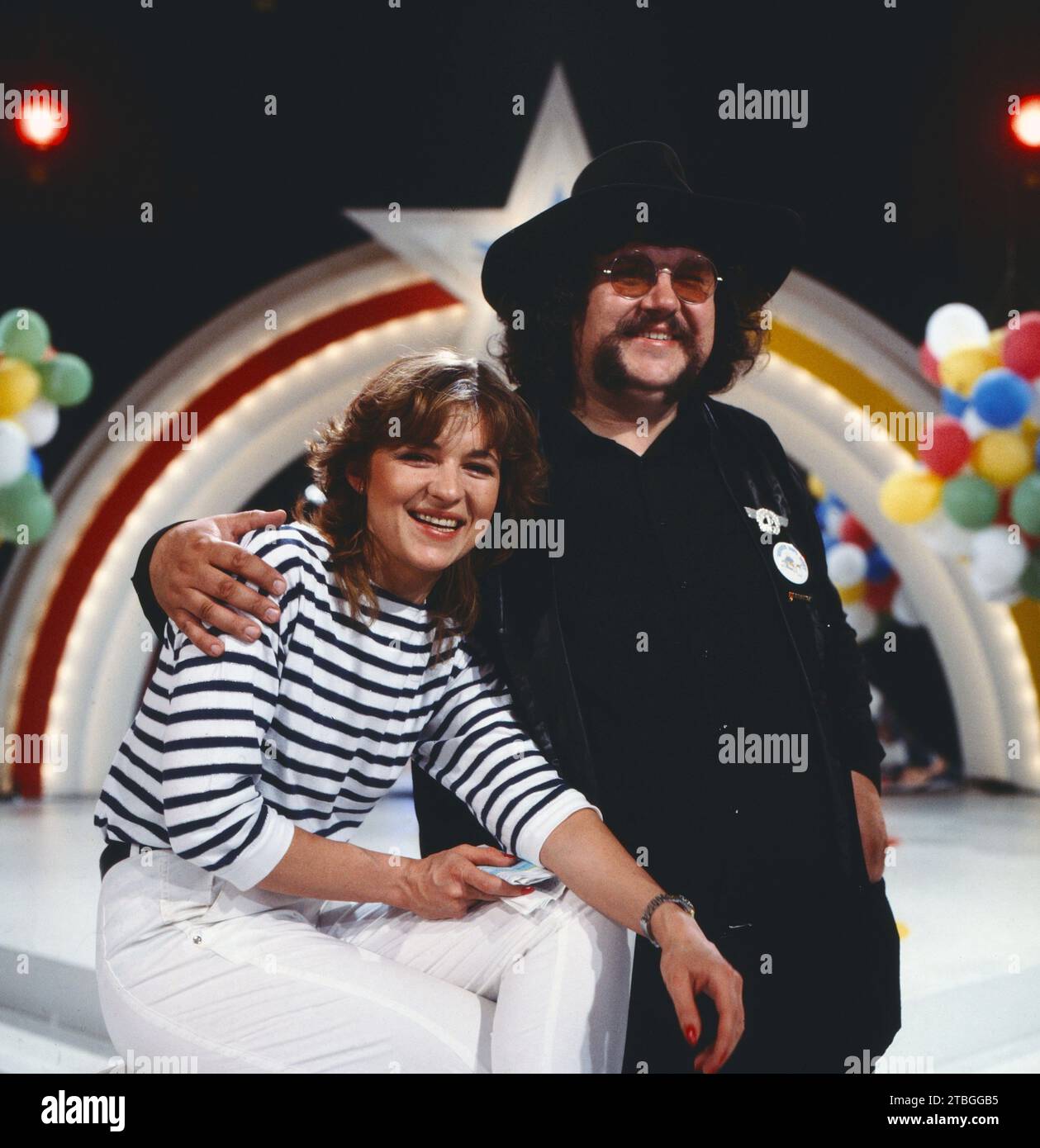 Spielbude, ARD Spielshow, 1983, Moderatorin Gina Stephan mit dem ...