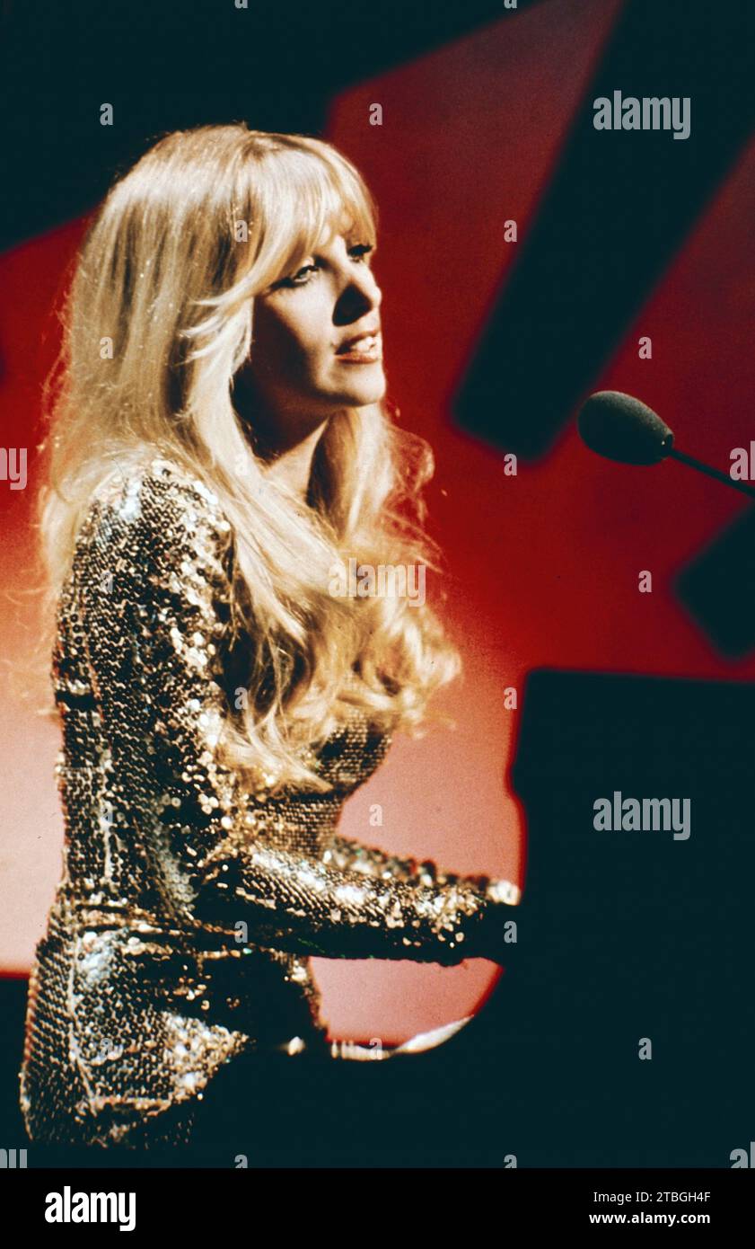Lynsey de Paul, britische Sängerin und Liedermacherin, am Piano, circa ...