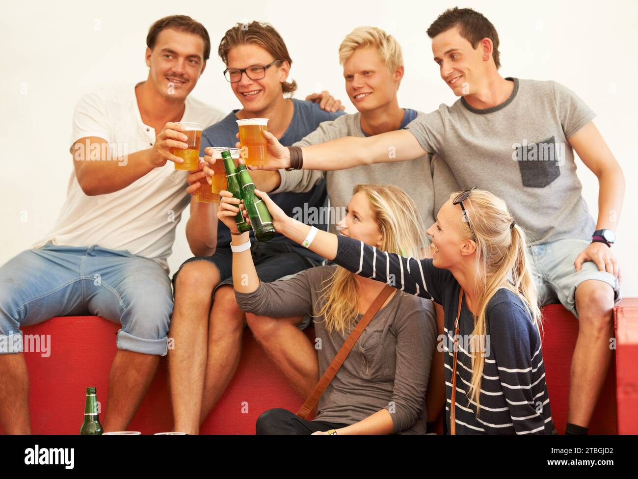 Beer glass cheers friends outside hi-res stock photography and images ...