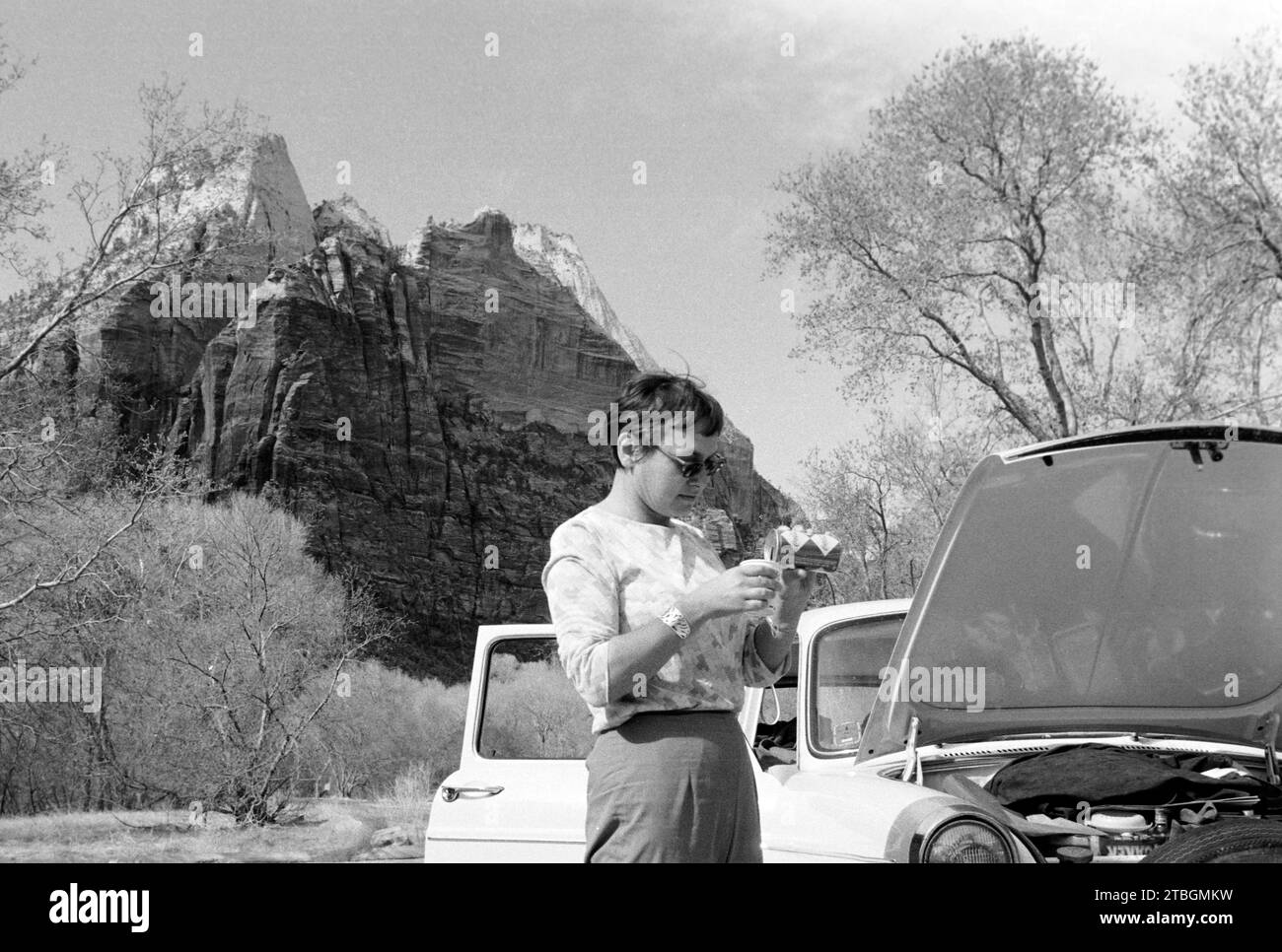 Frau mit einer Dose Coca Cola bei einer Pause im Zion Nationalpark, im ...