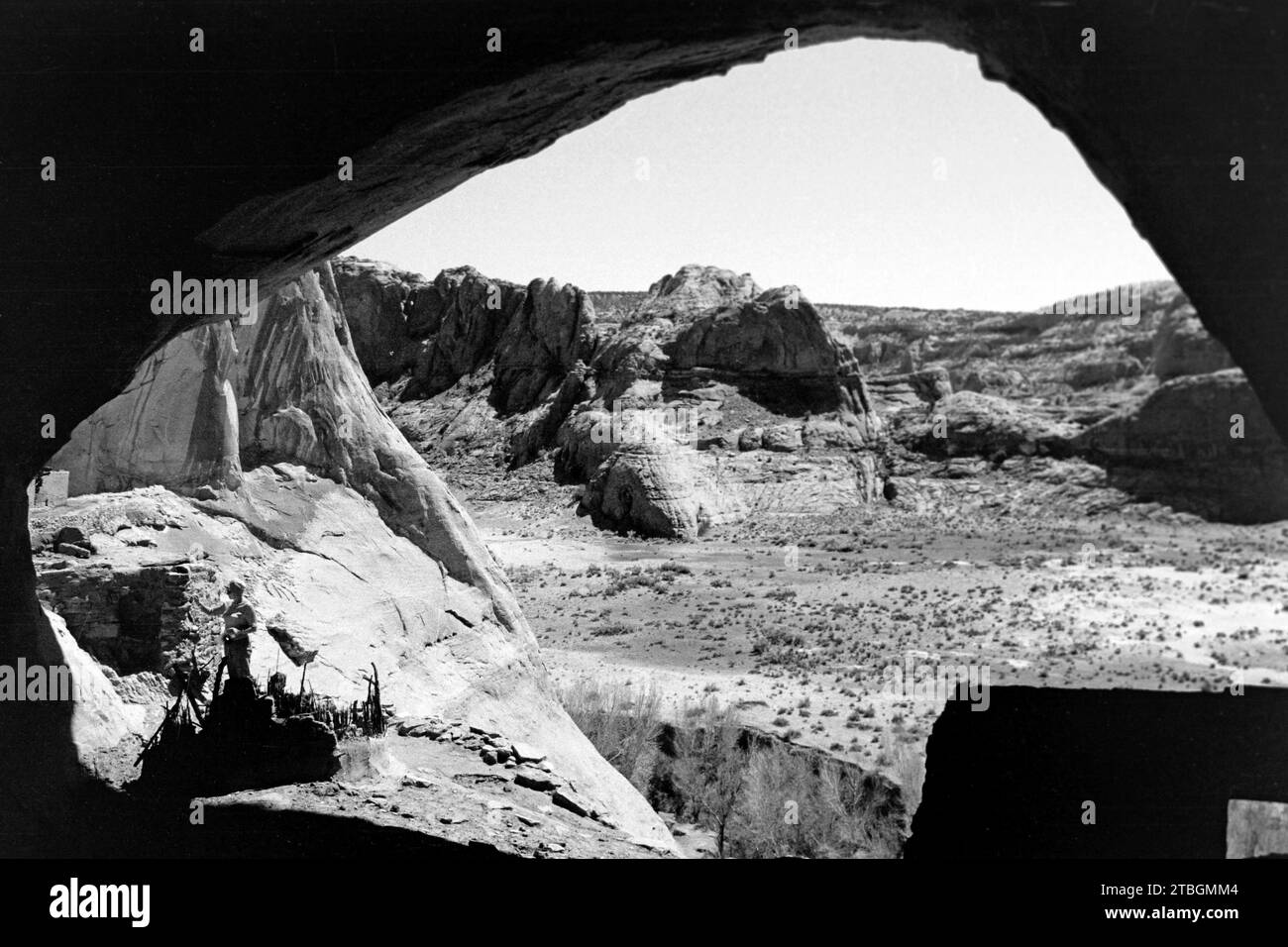Blick aus der Höhle hinter der Siedlung von Felsenwohnungen Inscription ...