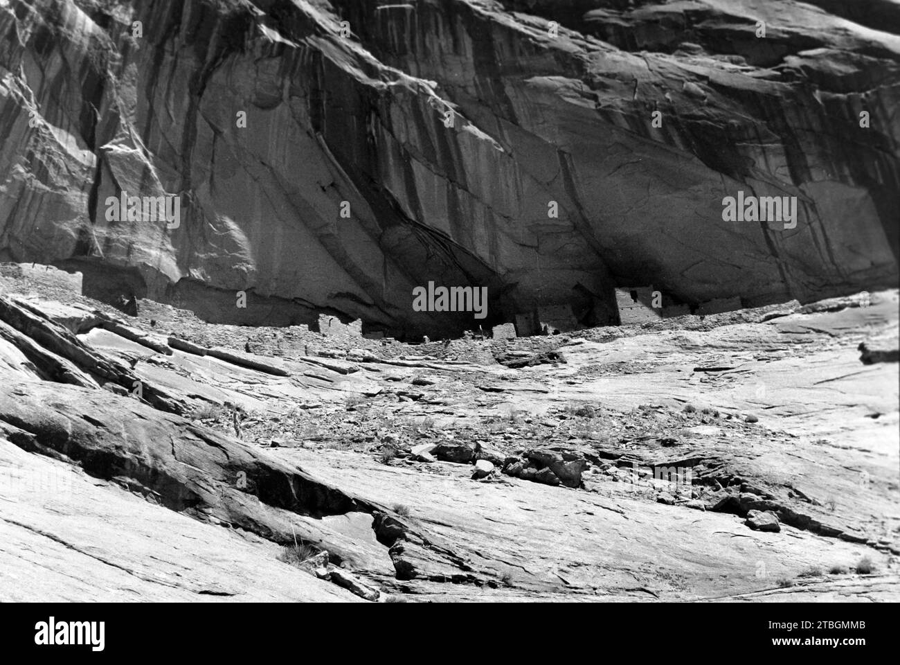 Blick auf die Ruinenstätte Inscription House im Navajo National ...