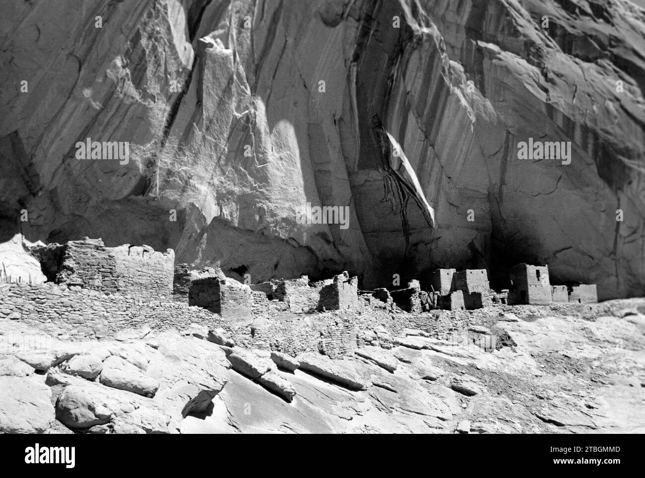 Blick auf die Ruinenstätte Inscription House im Navajo National ...