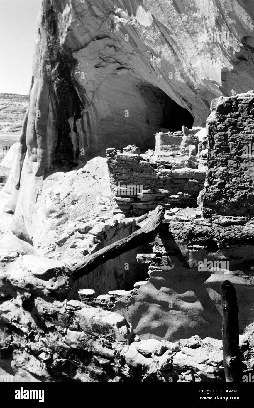 Größtenteils erhaltene Felsenwohnungen in der Siedlung Inscription ...