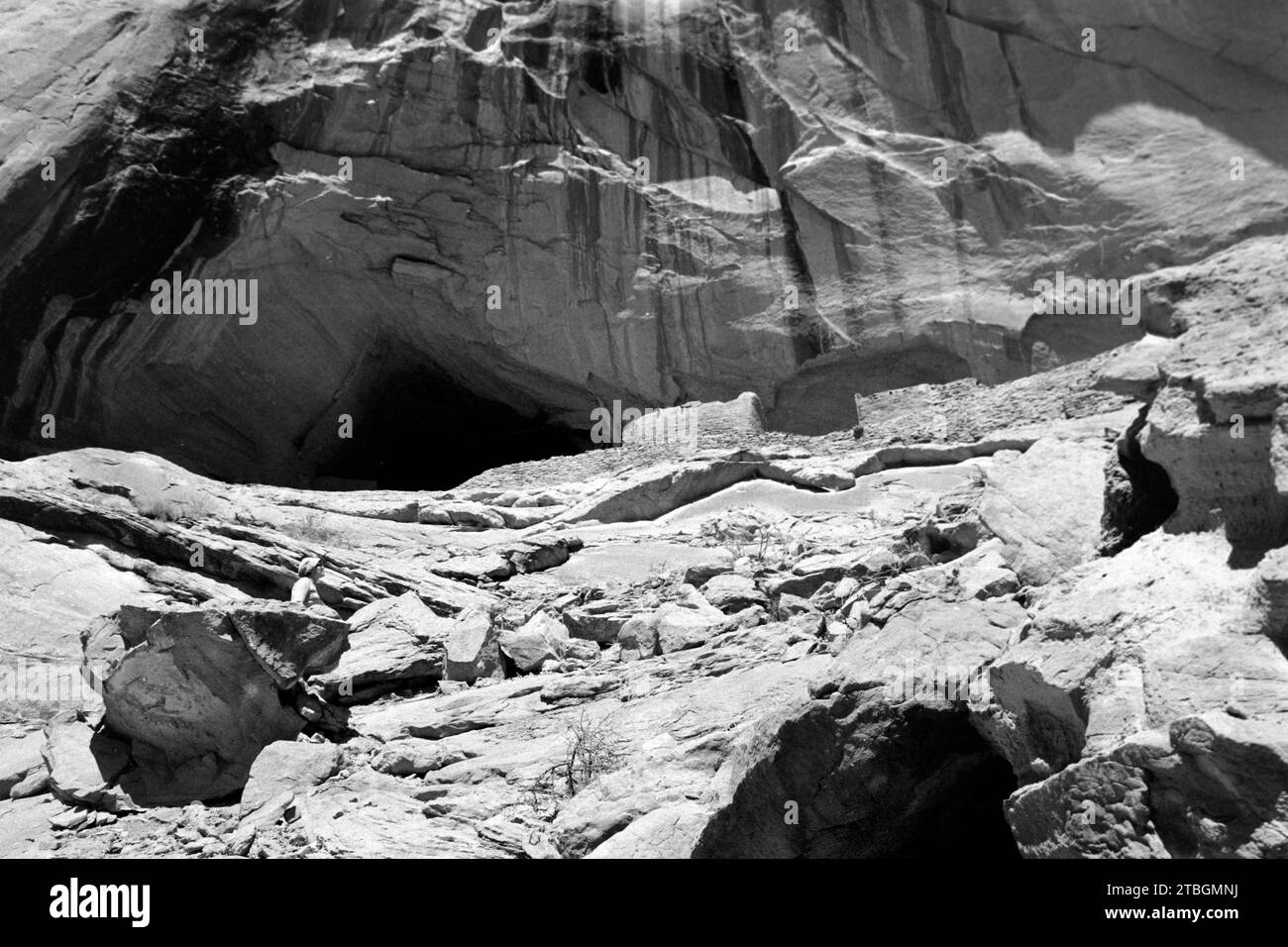 Eine Frau erklimmt die letzten Meter zur Ruinenstätte der Siedlung von ...