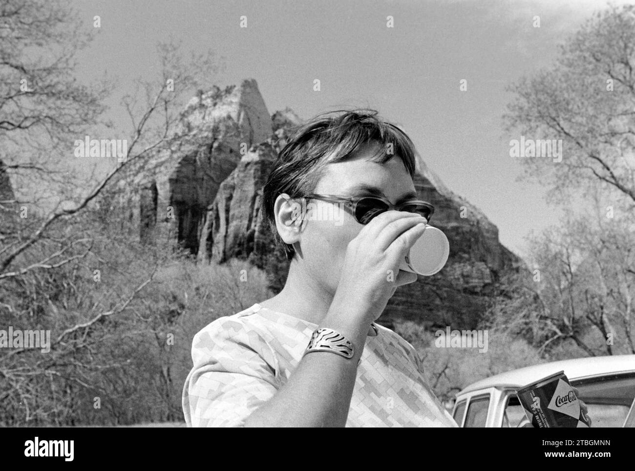 Frau mit einer Dose Coca Cola bei einer Pause im Zion Nationalpark, im ...