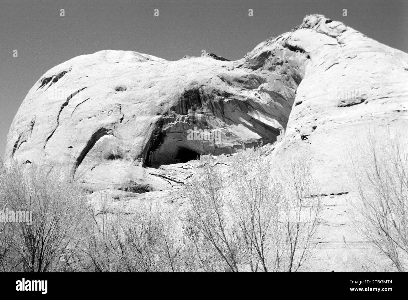 Blick auf die Ruinenstätte Inscription House im Navajo National ...
