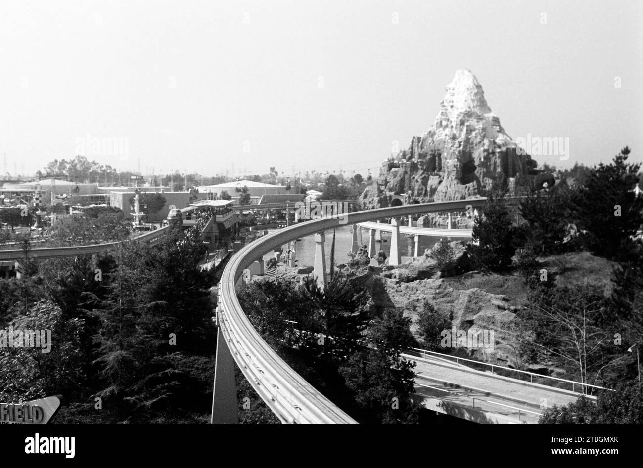 Blick über Disneyland Anaheim mit der Fahrbahn des Monorail, auch ...
