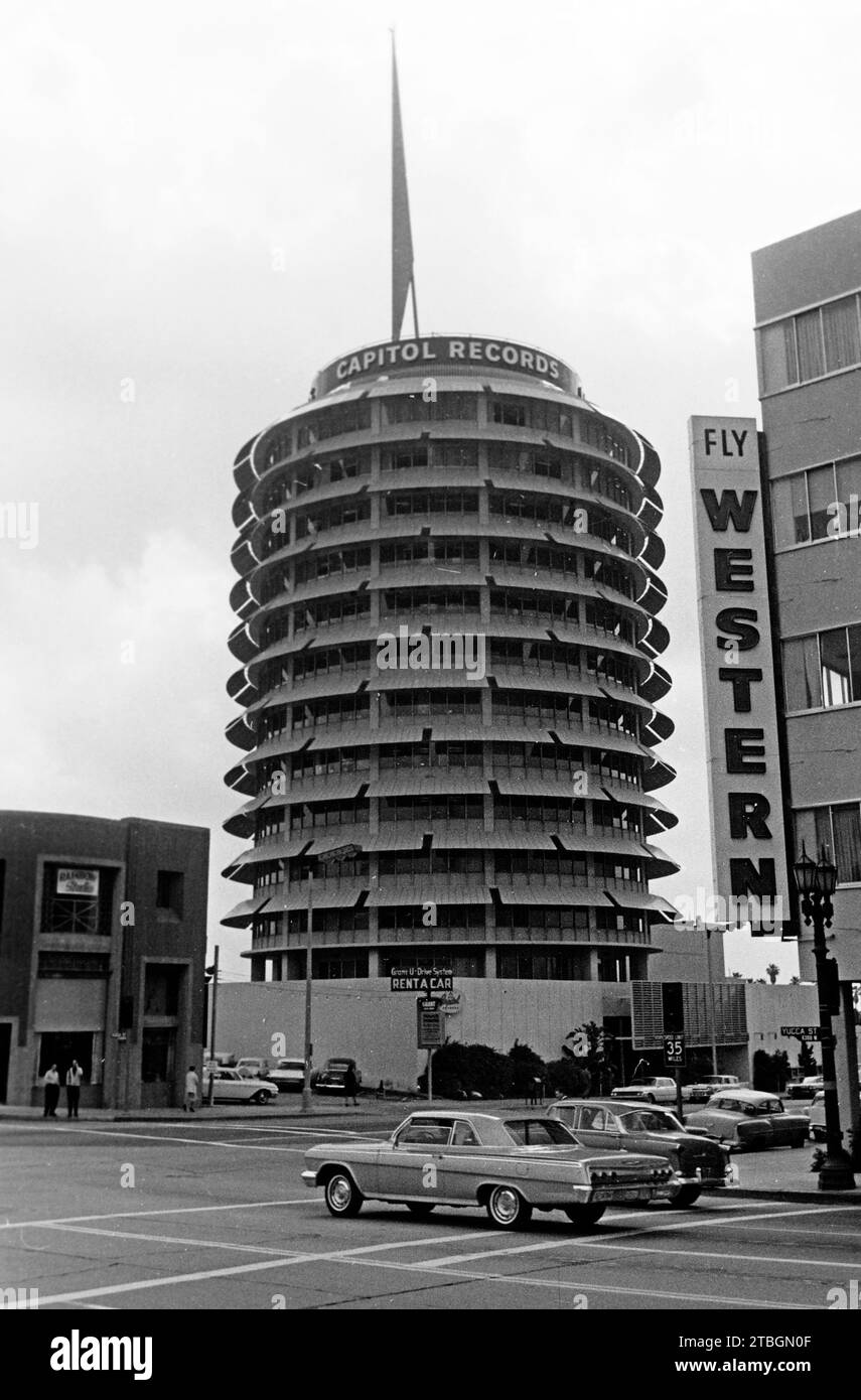 Blick auf den Capitol Tower, Hauptquartier von Capitol Records, erbaut ...