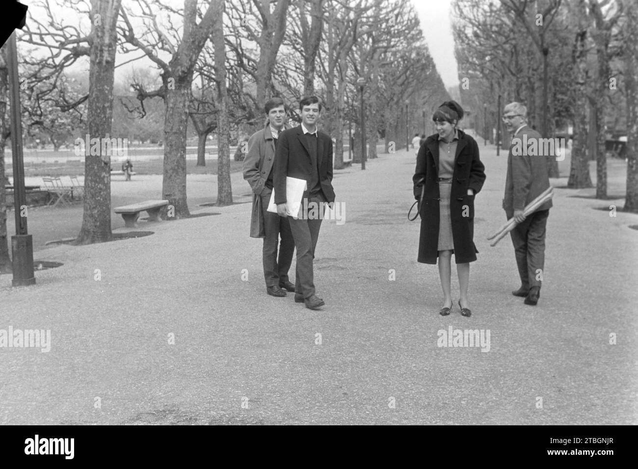 Junge Menschen beim Spaziergang im Tuileriengarten, Paris 1965. Young ...