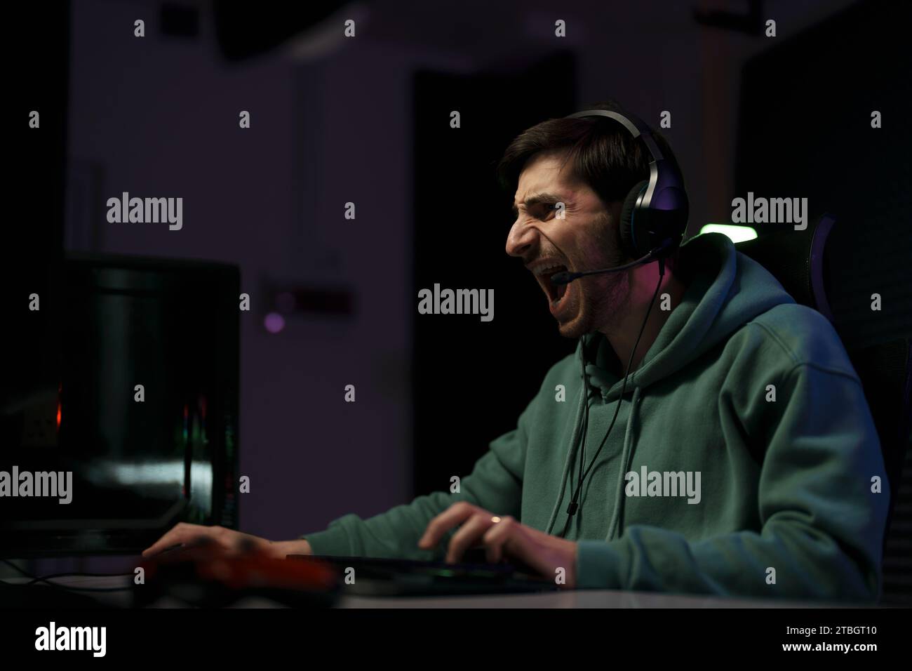 Man playing computer game shout hi-res stock photography and images - Alamy