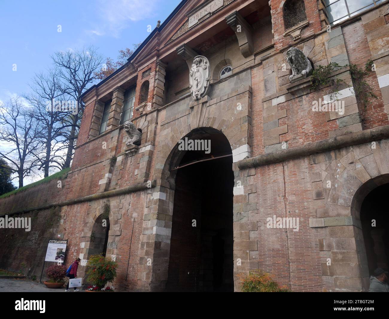 Lucca medieval gate hi-res stock photography and images - Alamy