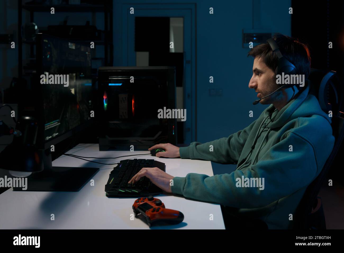 Cybersport gamer side view hi-res stock photography and images - Alamy
