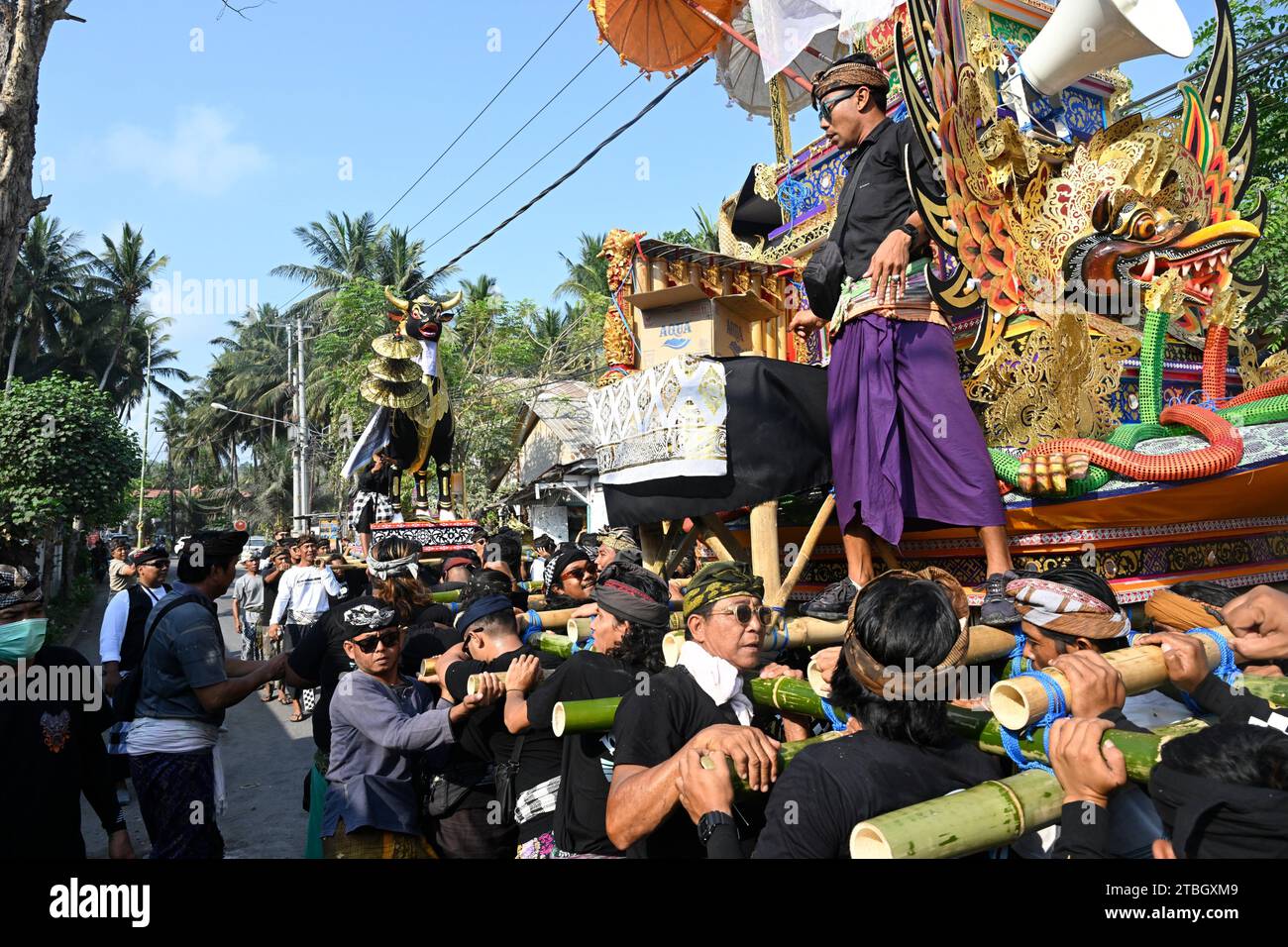 Balinese funeral procession hi-res stock photography and images - Alamy