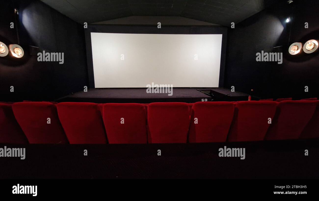 Movie theater screen france hi-res stock photography and images - Alamy