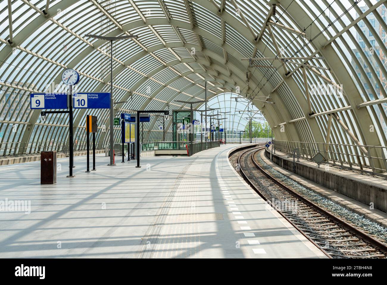Amsterdam station build hi-res stock photography and images - Alamy